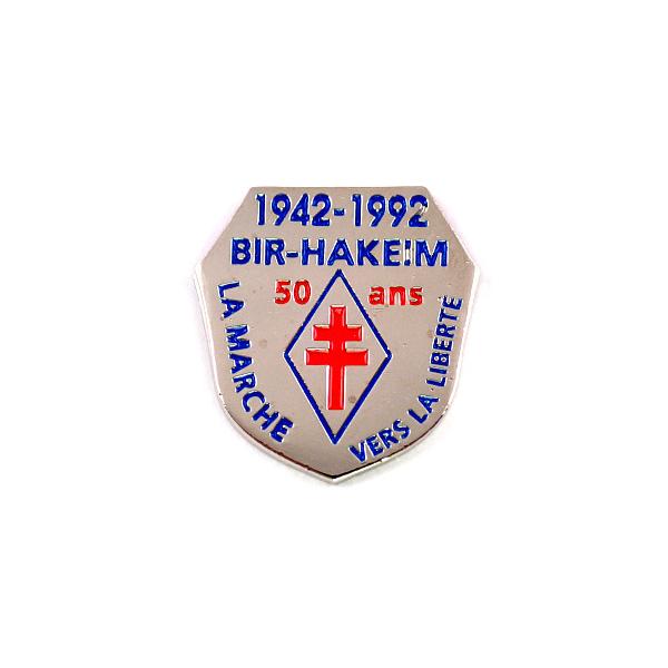 背景の１マスは５mmです。当店のピンバッジ はヴィンテージのレアな限定ピンバッジ です。それぞれのピンズの裏側の針には、新品の留め具をセットしてお送りします。新品の留め具代はピンズの商品代に含まれております。