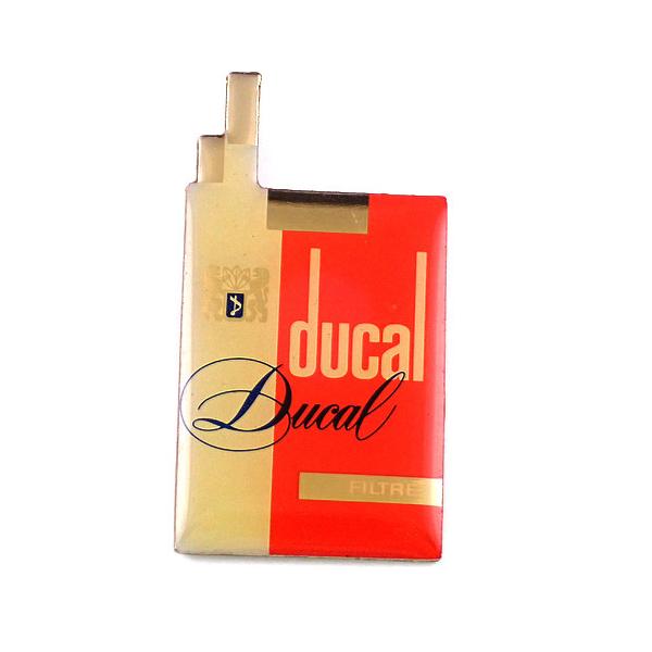 背景の１マスは５mmです。当店のピンバッジ はヴィンテージのレアな限定ピンバッジ です。それぞれのピンズの裏側の針には、新品の留め具をセットしてお送りします。新品の留め具代はピンズの商品代に含まれております。