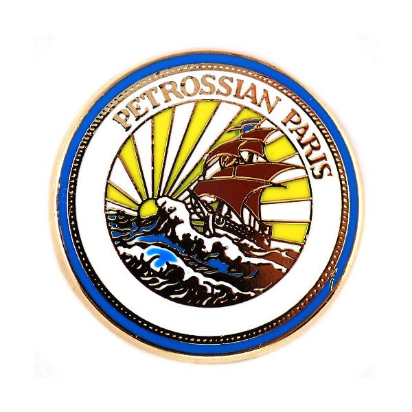 背景の１マスは５mmです。当店のピンバッジ はヴィンテージのレアな限定ピンバッジ です。それぞれのピンズの裏側の針には、新品の留め具をセットしてお送りします。新品の留め具代はピンズの商品代に含まれております。