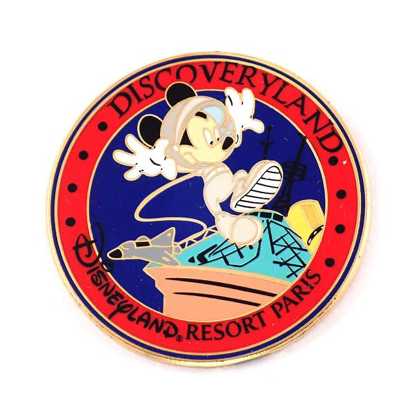 背景の１マスは５mmです。当店のピンバッジ はヴィンテージのレアな限定ピンバッジ です。それぞれのピンズの裏側の針には、新品の留め具をセットしてお送りします。新品の留め具代はピンズの商品代に含まれております。「DISNEYLAND RESO...