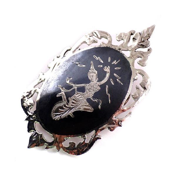 背景の１マスは５mmです。当店のブローチはヴィンテージのレアな限定ブローチです。