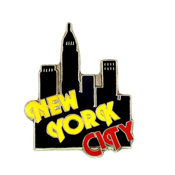 背景の１マスは５mmです。当店のピンバッジ はヴィンテージのレアな限定ピンバッジ です。それぞれのピンズの裏側の針には、新品の留め具をセットしてお送りします。新品の留め具代はピンズの商品代に含まれております。