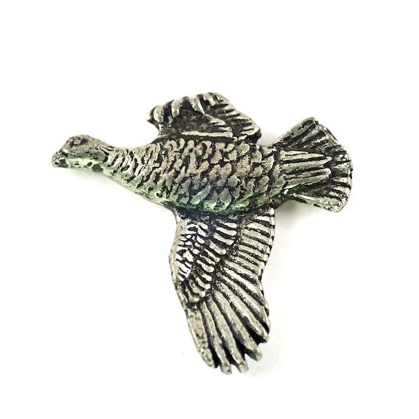 背景の１マスは５mmです。当店のピンバッジ はヴィンテージのレアな限定ピンバッジ です。それぞれのピンズの裏側の針には、新品の留め具をセットしてお送りします。新品の留め具代はピンズの商品代に含まれております。裏に「Pewter AR Bro...