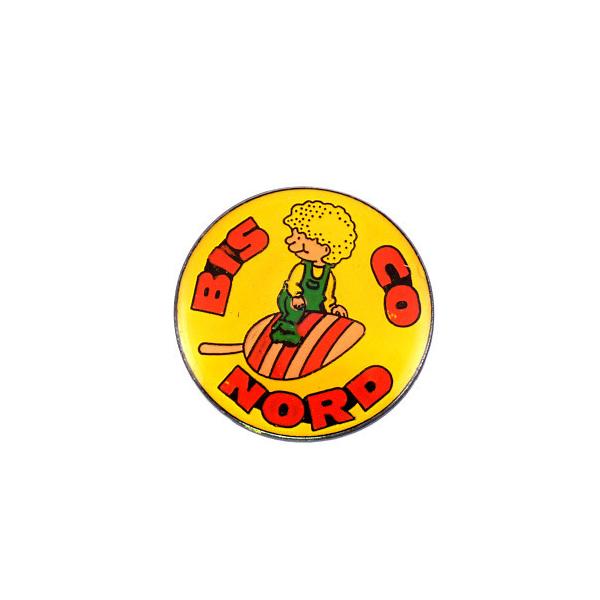 背景の１マスは５mmです。当店のピンバッジ はヴィンテージのレアな限定ピンバッジ です。それぞれのピンズの裏側の針には、新品の留め具をセットしてお送りします。新品の留め具代はピンズの商品代に含まれております。