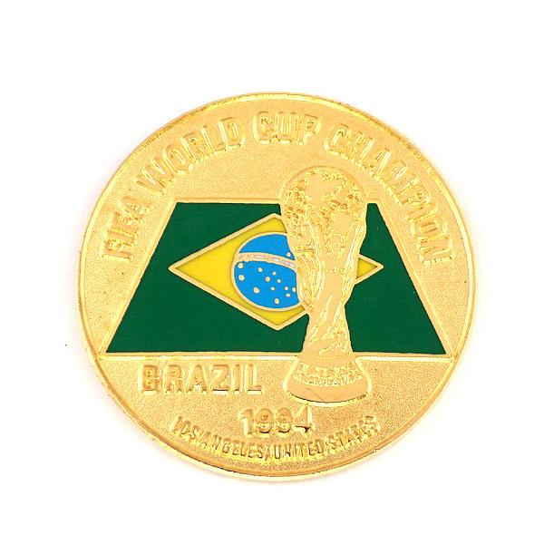 背景の１マスは５mmです。当店のピンバッジ はヴィンテージのレアな限定ピンバッジ です。それぞれのピンズの裏側の針には、新品の留め具をセットしてお送りします。新品の留め具代はピンズの商品代に含まれております。「&amp;#169;FIFA」...