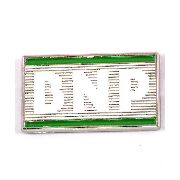 背景の１マスは５mmです。当店のピンバッジ はヴィンテージのレアな限定ピンバッジ です。それぞれのピンズの裏側の針には、新品の留め具をセットしてお送りします。新品の留め具代はピンズの商品代に含まれております。裏に針が二本ついています。