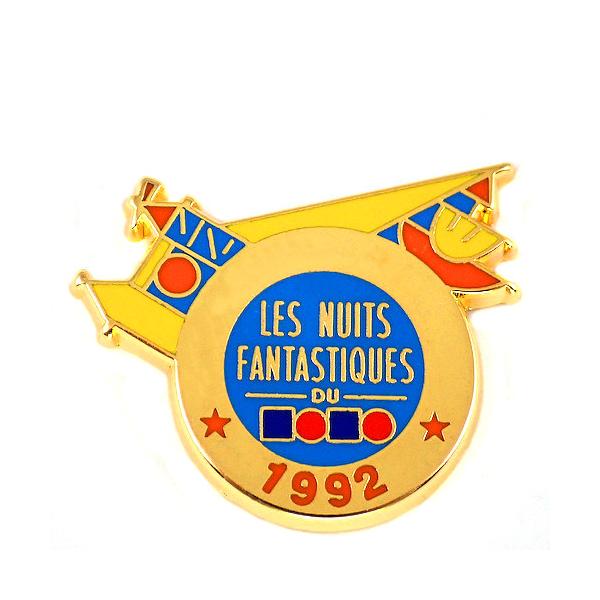 背景の１マスは５mmです。当店のピンバッジ はヴィンテージのレアな限定ピンバッジ です。それぞれのピンズの裏側の針には、新品の留め具をセットしてお送りします。新品の留め具代はピンズの商品代に含まれております。