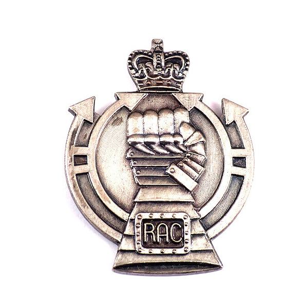 背景の１マスは５mmです。当店のピンバッジ はヴィンテージのレアな限定ピンバッジ です。それぞれのピンズの裏側の針には、新品の留め具をセットしてお送りします。新品の留め具代はピンズの商品代に含まれております。