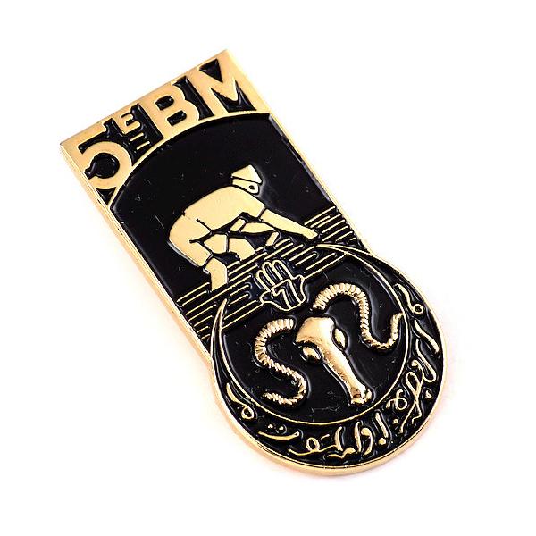 背景の１マスは５mmです。当店のピンバッジ はヴィンテージのレアな限定ピンバッジ です。それぞれのピンズの裏側の針には、新品の留め具をセットしてお送りします。新品の留め具代はピンズの商品代に含まれております。