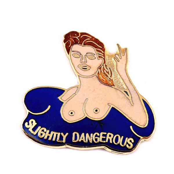 背景の１マスは５mmです。当店のピンバッジ はヴィンテージのレアな限定ピンバッジ です。それぞれのピンズの裏側の針には、新品の留め具をセットしてお送りします。新品の留め具代はピンズの商品代に含まれております。