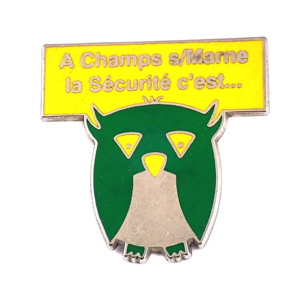 背景の１マスは５mmです。当店のピンバッジ はヴィンテージのレアな限定ピンバッジ です。それぞれのピンズの裏側の針には、新品の留め具をセットしてお送りします。新品の留め具代はピンズの商品代に含まれております。