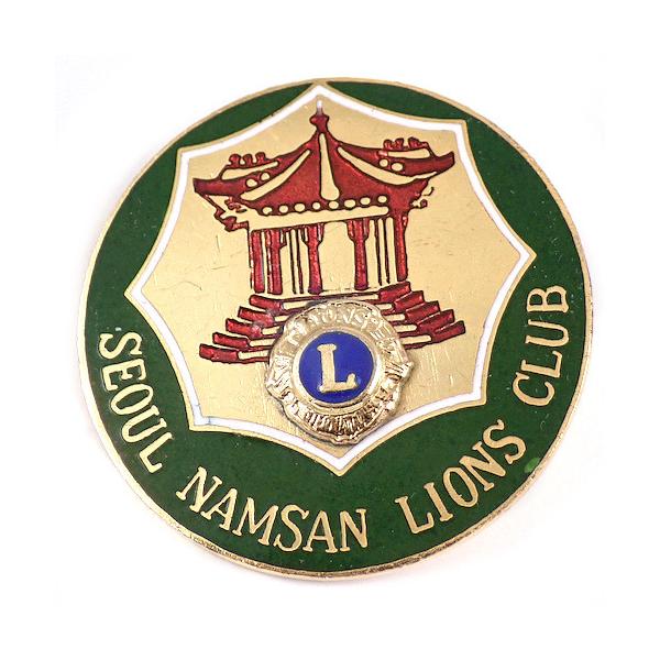 背景の１マスは５mmです。当店のブローチはヴィンテージのレアな限定ブローチです。