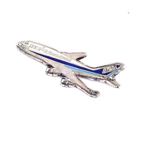 背景の１マスは５mmです。当店のピンバッジ はヴィンテージのレアな限定ピンバッジ です。それぞれのピンズの裏側の針には、新品の留め具をセットしてお送りします。新品の留め具代はピンズの商品代に含まれております。