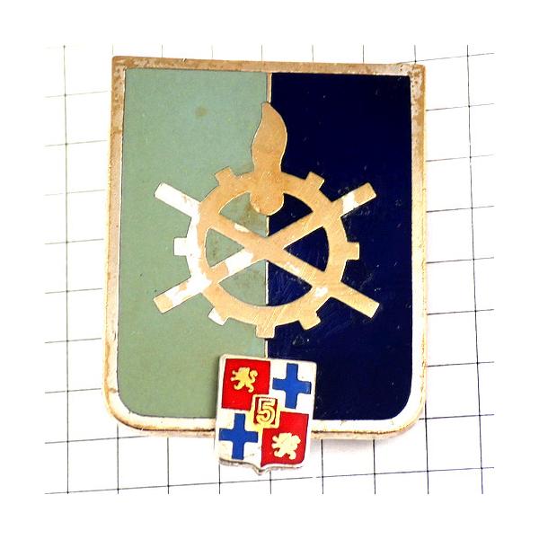 背景の１マスは５mmです。当店のブローチはヴィンテージのレアな限定ブローチです。