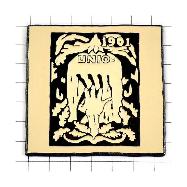 背景の１マスは５mmです。当店のピンバッジ はヴィンテージのレアな限定ピンバッジ です。それぞれのピンズの裏側の針には、新品の留め具をセットしてお送りします。新品の留め具代はピンズの商品代に含まれております。うらに「AVUI」とかかれています。