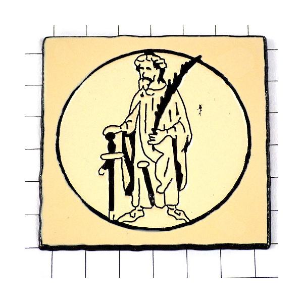 背景の１マスは５mmです。当店のピンバッジ はヴィンテージのレアな限定ピンバッジ です。それぞれのピンズの裏側の針には、新品の留め具をセットしてお送りします。新品の留め具代はピンズの商品代に含まれております。うらに「AVUI」とかかれています。