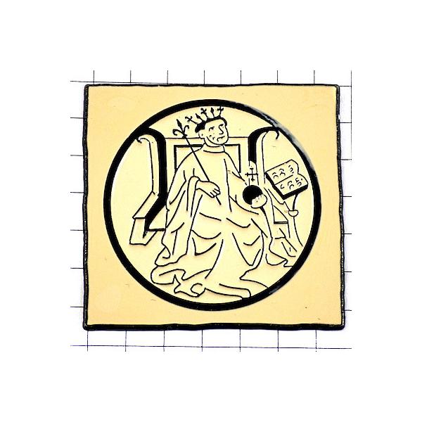 背景の１マスは５mmです。当店のピンバッジ はヴィンテージのレアな限定ピンバッジ です。それぞれのピンズの裏側の針には、新品の留め具をセットしてお送りします。新品の留め具代はピンズの商品代に含まれております。うらに「AVUI」とかかれています。