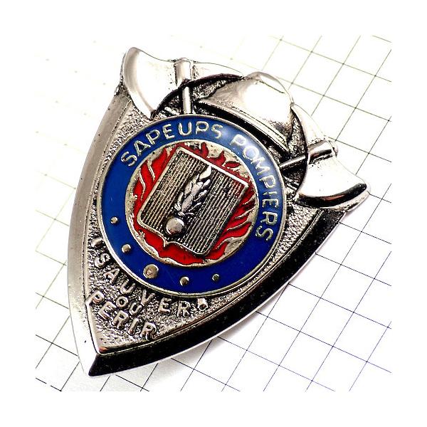 背景の１マスは５mmです。当店のブローチはヴィンテージのレアな限定ブローチです。