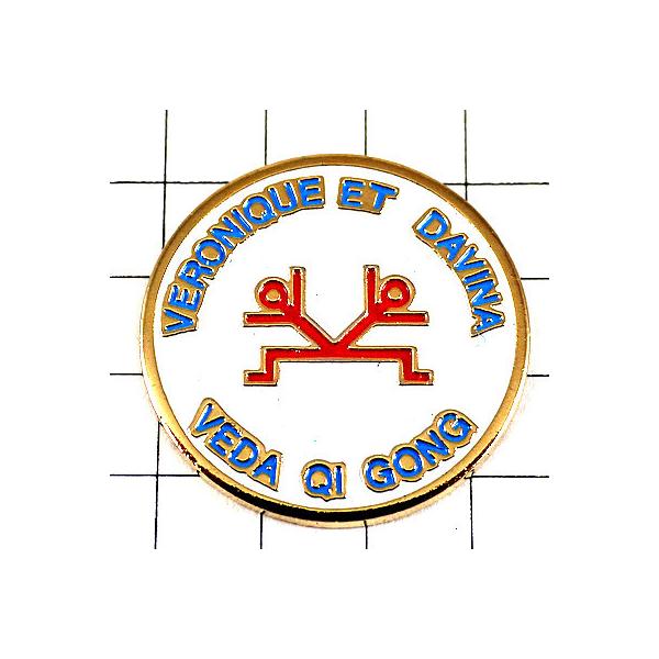 背景の１マスは５mmです。当店のピンバッジ はヴィンテージのレアな限定ピンバッジ です。それぞれのピンズの裏側の針には、新品の留め具をセットしてお送りします。新品の留め具代はピンズの商品代に含まれております。