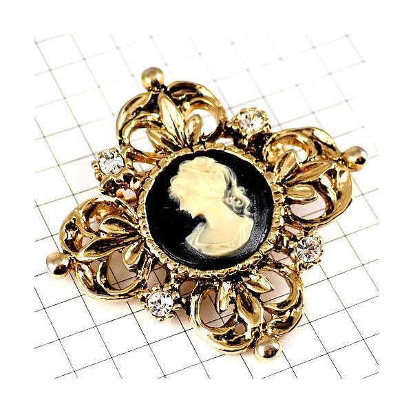 背景の１マスは５mmです。当店のブローチはヴィンテージのレアな限定ブローチです。