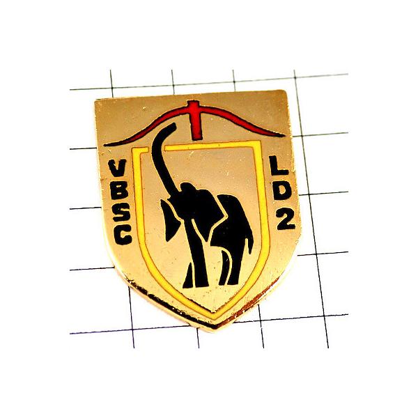 背景の１マスは５mmです。当店のピンバッジ はヴィンテージのレアな限定ピンバッジ です。それぞれのピンズの裏側の針には、新品の留め具をセットしてお送りします。新品の留め具代はピンズの商品代に含まれております。