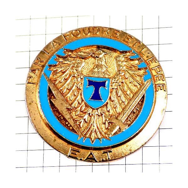 背景の１マスは５mmです。当店のブローチはヴィンテージのレアな限定ブローチです。