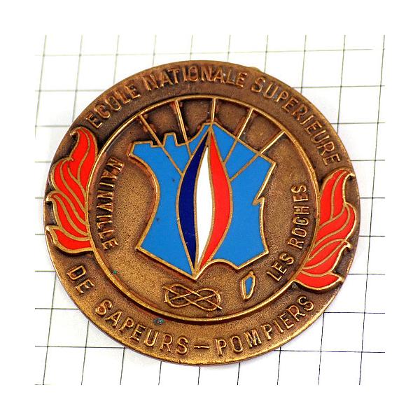 背景の１マスは５mmです。当店のブローチはヴィンテージのレアな限定ブローチです。