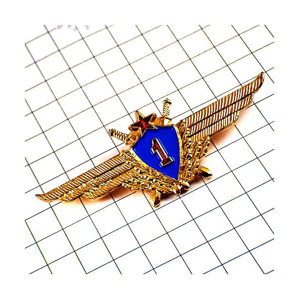 背景の１マスは５mmです。当店のピンバッジ はヴィンテージのレアな限定ピンバッジ です。それぞれのピンズの裏側の針には、新品の留め具をセットしてお送りします。新品の留め具代はピンズの商品代に含まれております。裏に針が二本ついています。