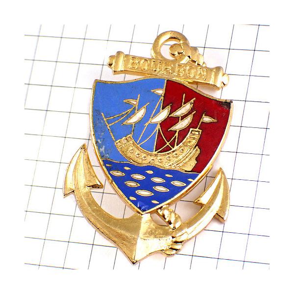 背景の１マスは５mmです。当店のブローチはヴィンテージのレアな限定ブローチです。