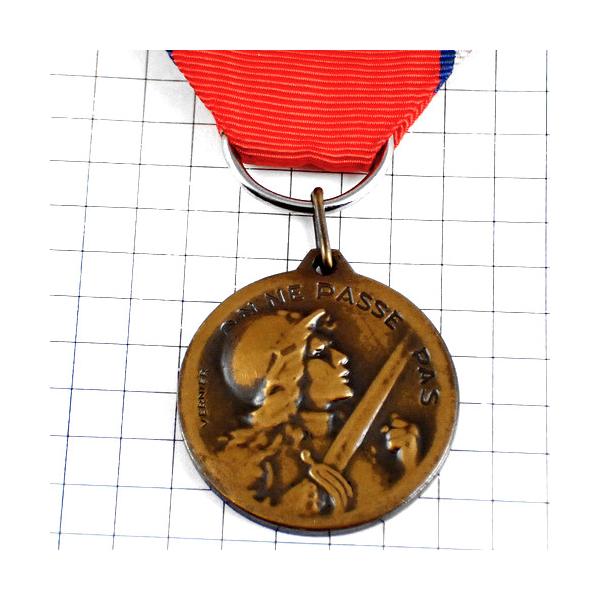 背景の１マスは５mmです。当店のブローチはヴィンテージのレアな限定ブローチです。