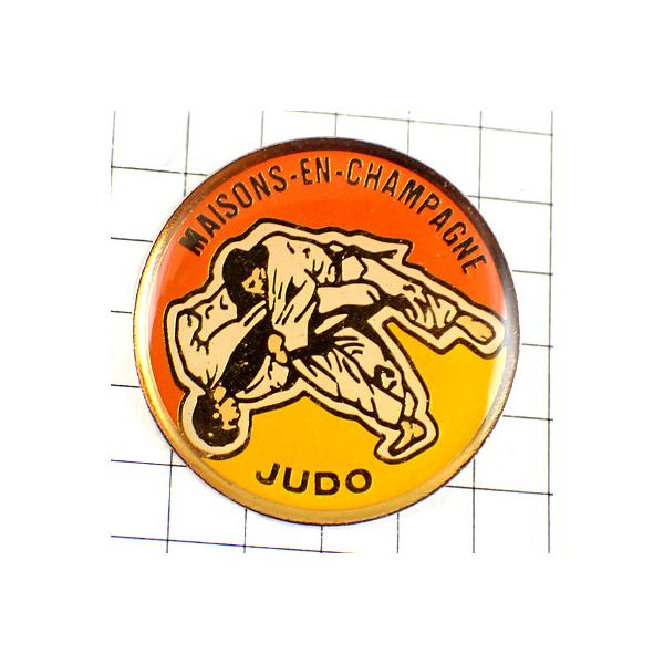 背景の１マスは５mmです。当店のピンバッジ はヴィンテージのレアな限定ピンバッジ です。それぞれのピンズの裏側の針には、新品の留め具をセットしてお送りします。新品の留め具代はピンズの商品代に含まれております。