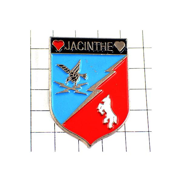 背景の１マスは５mmです。当店のピンバッジ はヴィンテージのレアな限定ピンバッジ です。それぞれのピンズの裏側の針には、新品の留め具をセットしてお送りします。新品の留め具代はピンズの商品代に含まれております。