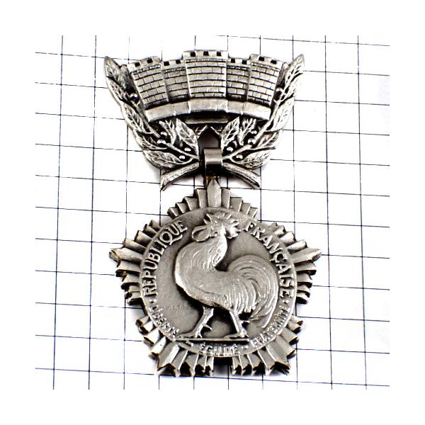 背景の１マスは５mmです。当店のブローチはヴィンテージのレアな限定ブローチです。