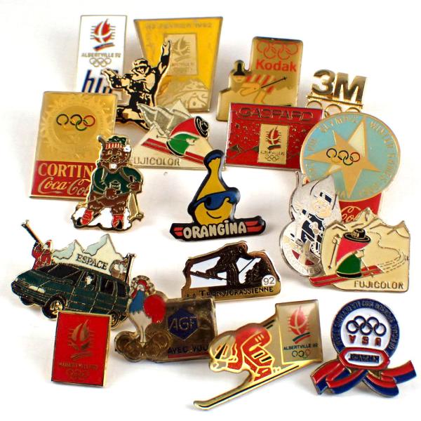 背景の１マスは５mmです。当店のピンバッジ はヴィンテージのレアな限定ピンバッジ です。それぞれのピンズの裏側の針には、新品の留め具をセットしてお送りします。新品の留め具代はピンズの商品代に含まれております。