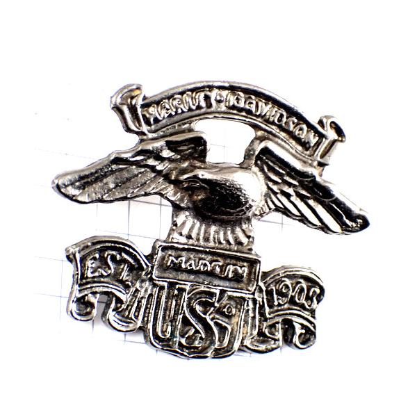 背景の１マスは５mmです。当店のピンバッジ はヴィンテージのレアな限定ピンバッジ です。それぞれのピンズの裏側の針には、新品の留め具をセットしてお送りします。新品の留め具代はピンズの商品代に含まれております。