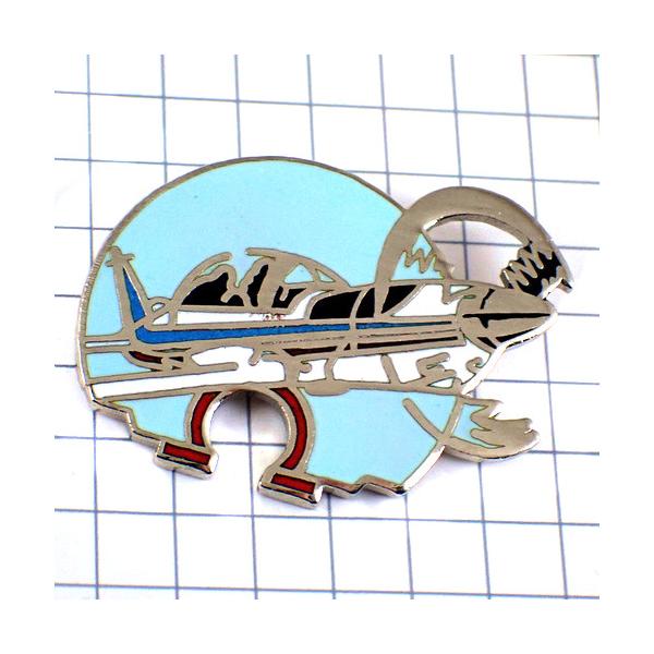 背景の１マスは５mmです。当店のピンバッジ はヴィンテージのレアな限定ピンバッジ です。それぞれのピンズの裏側の針には、新品の留め具をセットしてお送りします。新品の留め具代はピンズの商品代に含まれております。