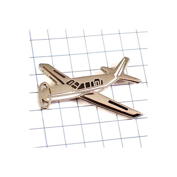 背景の１マスは５mmです。当店のピンバッジ はヴィンテージのレアな限定ピンバッジ です。それぞれのピンズの裏側の針には、新品の留め具をセットしてお送りします。新品の留め具代はピンズの商品代に含まれております。