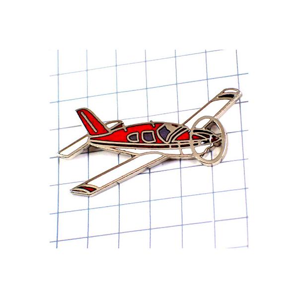 背景の１マスは５mmです。当店のピンバッジ はヴィンテージのレアな限定ピンバッジ です。それぞれのピンズの裏側の針には、新品の留め具をセットしてお送りします。新品の留め具代はピンズの商品代に含まれております。