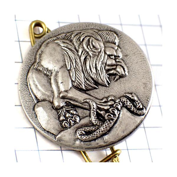 背景の１マスは５mmです。当店のブローチはヴィンテージのレアな限定ブローチです。