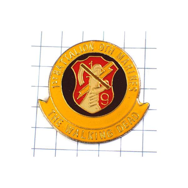 背景の１マスは５mmです。当店のピンバッジ はヴィンテージのレアな限定ピンバッジ です。それぞれのピンズの裏側の針には、新品の留め具をセットしてお送りします。新品の留め具代はピンズの商品代に含まれております。