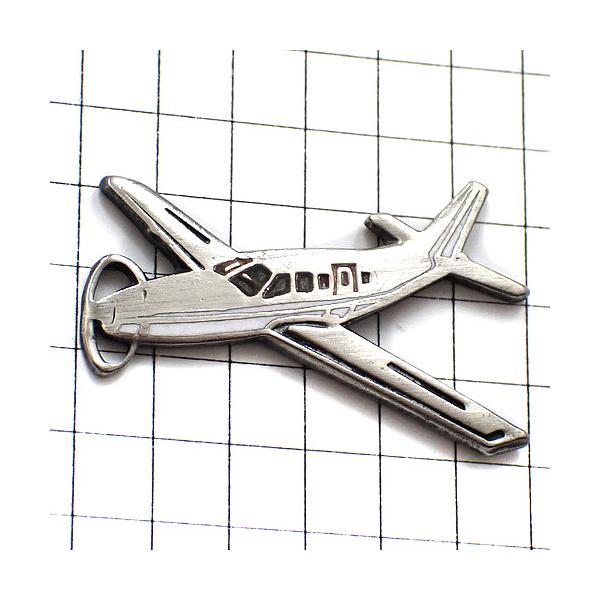 背景の１マスは５mmです。当店のピンバッジ はヴィンテージのレアな限定ピンバッジ です。それぞれのピンズの裏側の針には、新品の留め具をセットしてお送りします。新品の留め具代はピンズの商品代に含まれております。