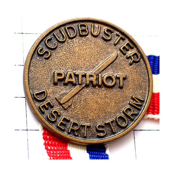 背景の１マスは５mmです。当店のピンバッジ はヴィンテージのレアな限定ピンバッジ です。それぞれのピンズの裏側の針には、新品の留め具をセットしてお送りします。新品の留め具代はピンズの商品代に含まれております。