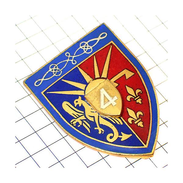 背景の１マスは５mmです。当店のブローチはヴィンテージのレアな限定ブローチです。