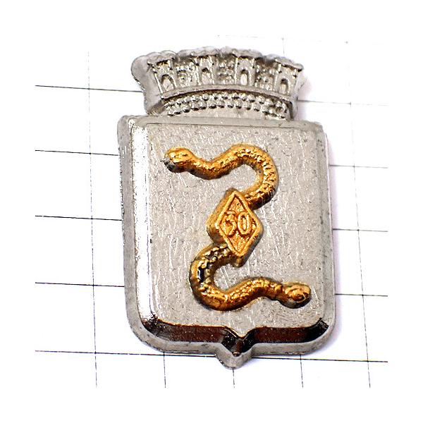 背景の１マスは５mmです。当店のピンバッジ はヴィンテージのレアな限定ピンバッジ です。それぞれのピンズの裏側の針には、新品の留め具をセットしてお送りします。新品の留め具代はピンズの商品代に含まれております。