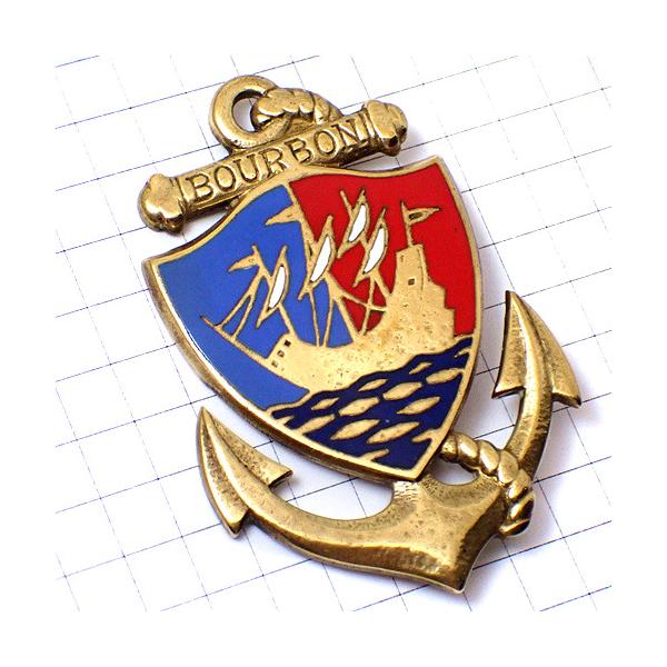 背景の１マスは５mmです。当店のブローチはヴィンテージのレアな限定ブローチです。