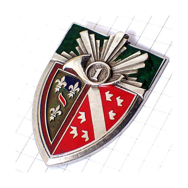 背景の１マスは５mmです。当店のブローチはヴィンテージのレアな限定ブローチです。