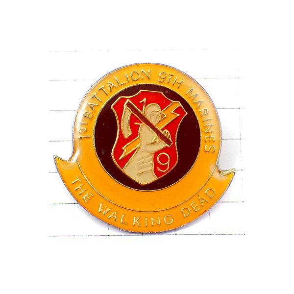 背景の１マスは５mmです。当店のピンバッジ はヴィンテージのレアな限定ピンバッジ です。それぞれのピンズの裏側の針には、新品の留め具をセットしてお送りします。新品の留め具代はピンズの商品代に含まれております。