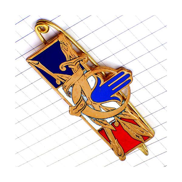 背景の１マスは５mmです。当店のブローチはヴィンテージのレアな限定ブローチです。