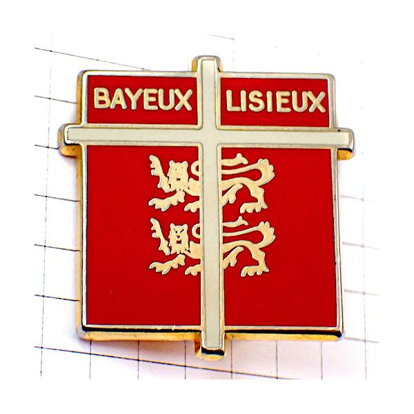 背景の１マスは５mmです。当店のブローチはヴィンテージのレアな限定ブローチです。