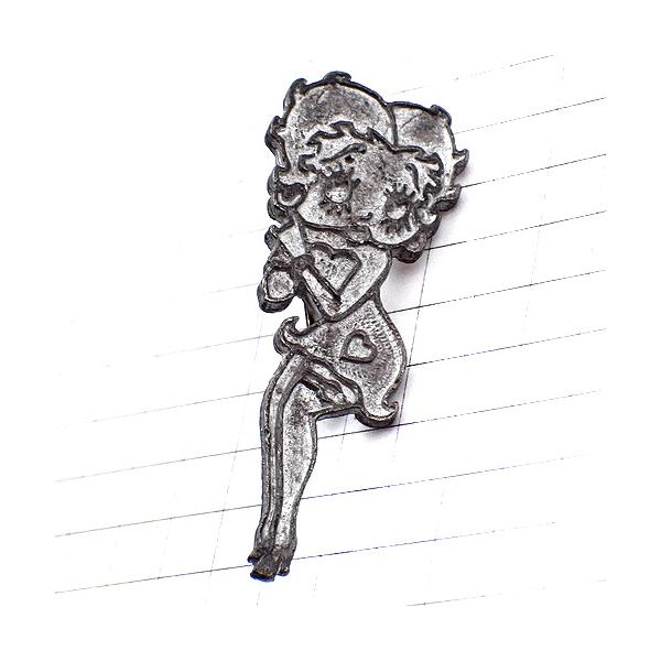 背景の１マスは５mmです。当店のブローチはヴィンテージのレアな限定ブローチです。